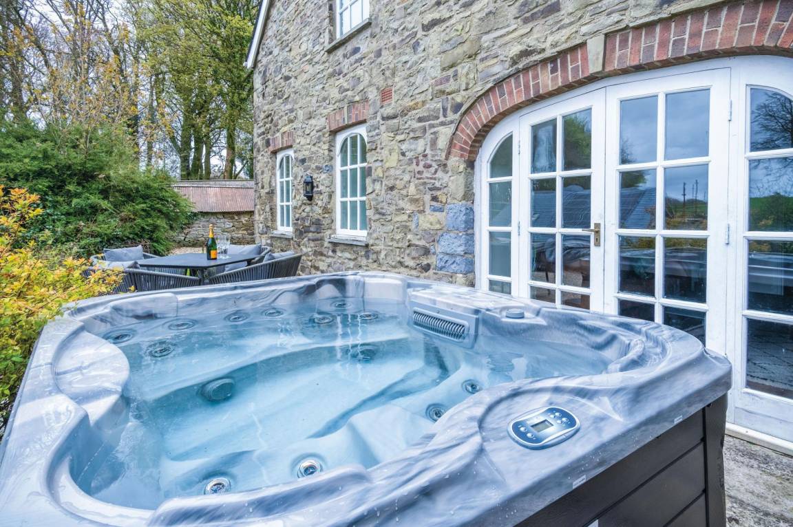 93 M² Cottage ∙ 2 Bedrooms ∙ 4 Guests - Narberth