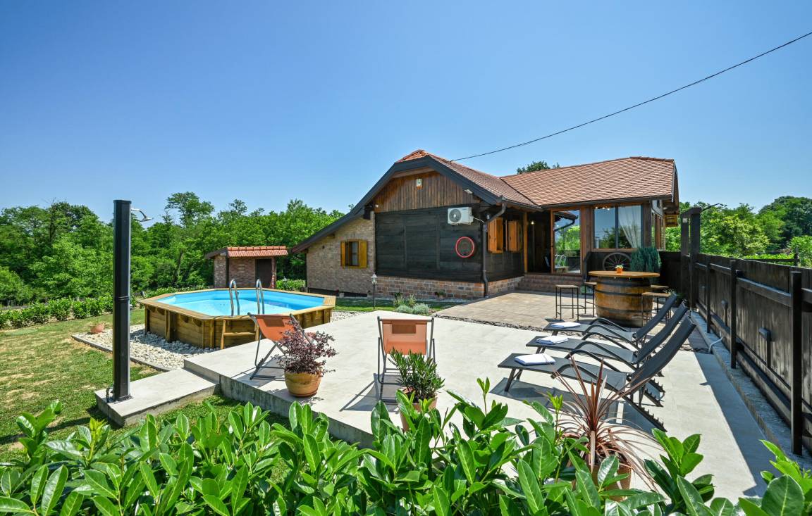 75 M² House ∙ 2 Bedrooms ∙ 6 Guests - Vrbovec