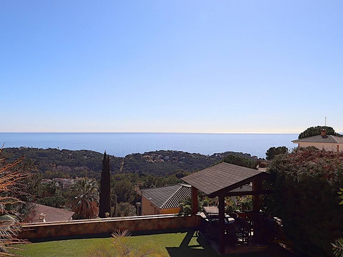 236 M² House ∙ 4 Bedrooms ∙ 8 Guests - Lloret de Mar