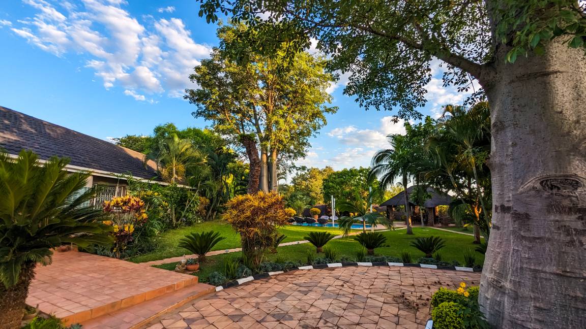 150 M² Villa ∙ 5 Bedrooms ∙ 16 Guests - Victoria Falls