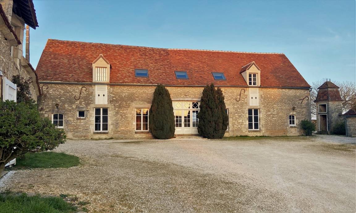250 M² Villa ∙ 6 Chambres ∙ 15 Personnes - Nièvre