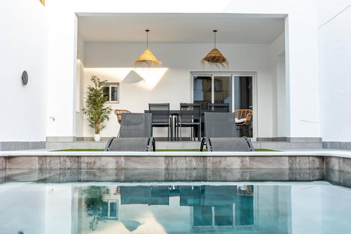 177 M² Huoneisto ∙ 2 Makuuhuonetta ∙ 6 Vierasta - Pilas