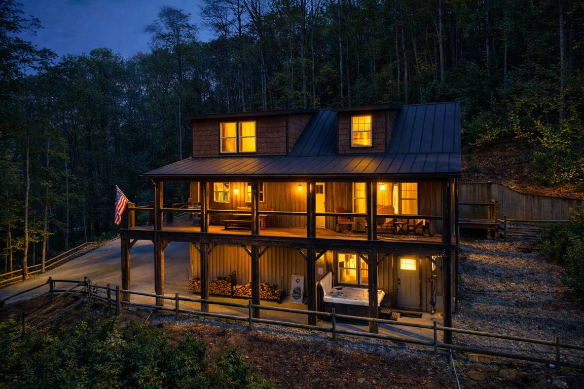 242 M² Cabin ∙ 3 Bedrooms ∙ 10 Guests - Saluda, NC