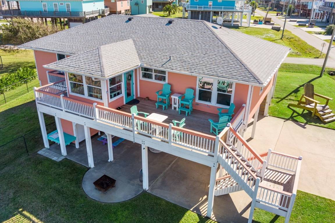 House ∙ 4 Bedrooms ∙ 14 Guests - Crystal Beach, TX