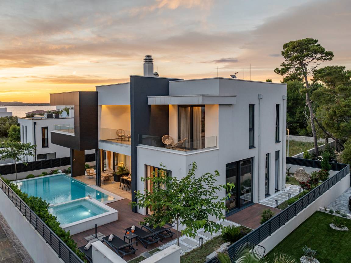 260 M² Villa ∙ 4 Makuuhuonetta ∙ 8 Vierasta - Nin