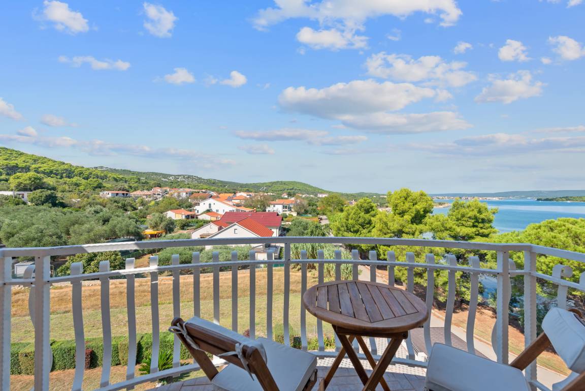98 M² Ferienwohnung ∙ 4 Schlafzimmer ∙ 9 Gäste - Biograd na Moru