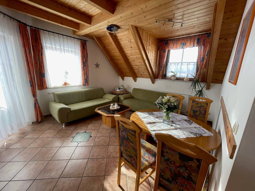 80 M² Ferienwohnung ∙ 2 Schlafzimmer ∙ 4 Gäste - Neualbenreuth