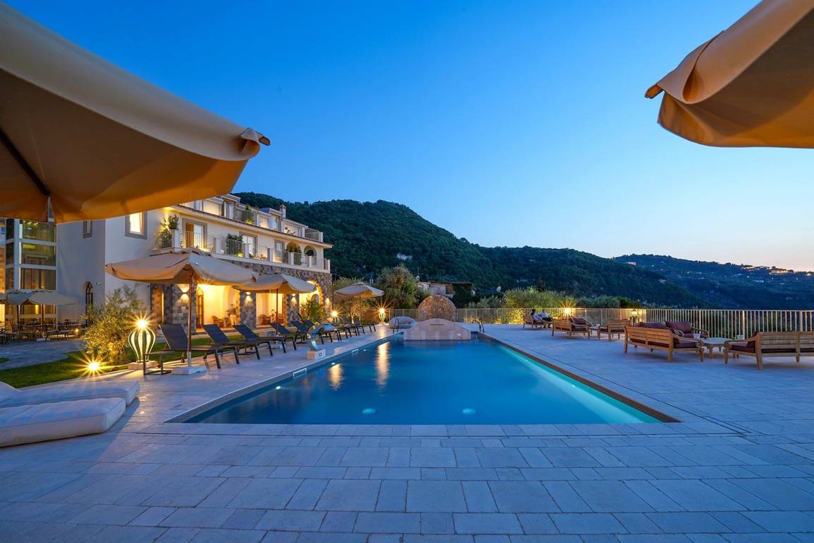 1000 M² Villa ∙ 6 Bedrooms ∙ 22 Guests - Sorrento