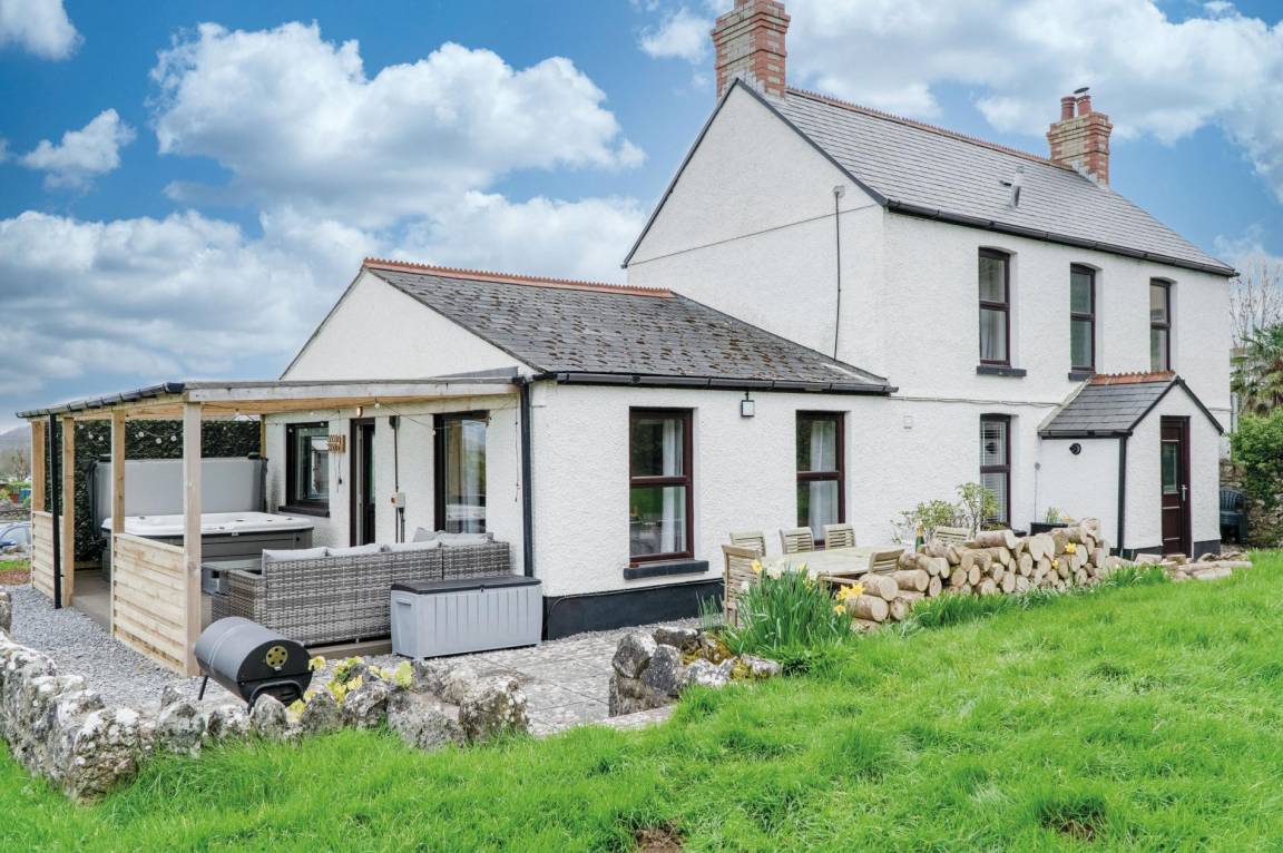 297 M² House ∙ 4 Bedrooms ∙ 8 Guests - Llanelli