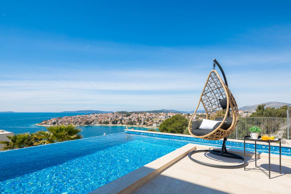 300 M² Villa ∙ 4 Makuuhuonetta ∙ 10 Vierasta - Okrug Gornji