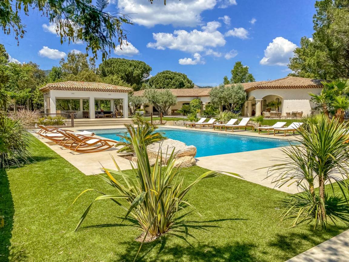 380 M² Villa ∙ 5 Bedrooms ∙ 10 Guests - Grimaud