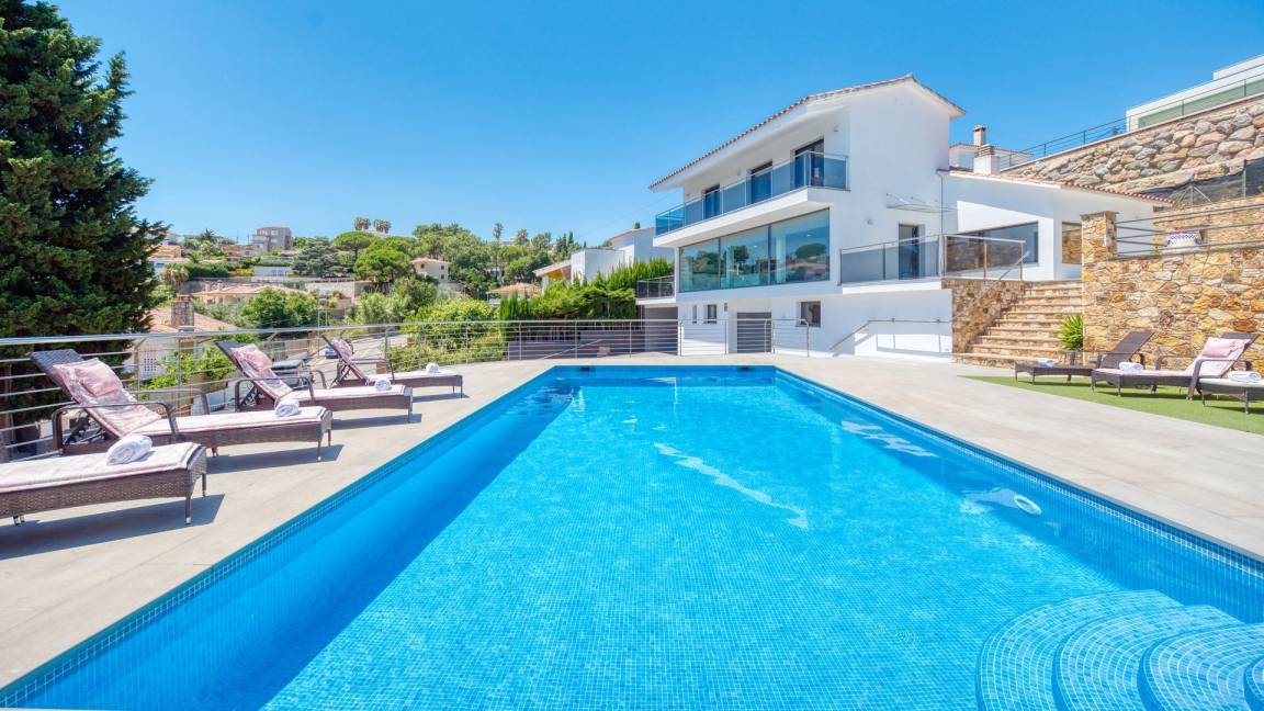 320 M² Villa ∙ 4 Habitaciones ∙ 10 Huéspedes - Lloret de Mar
