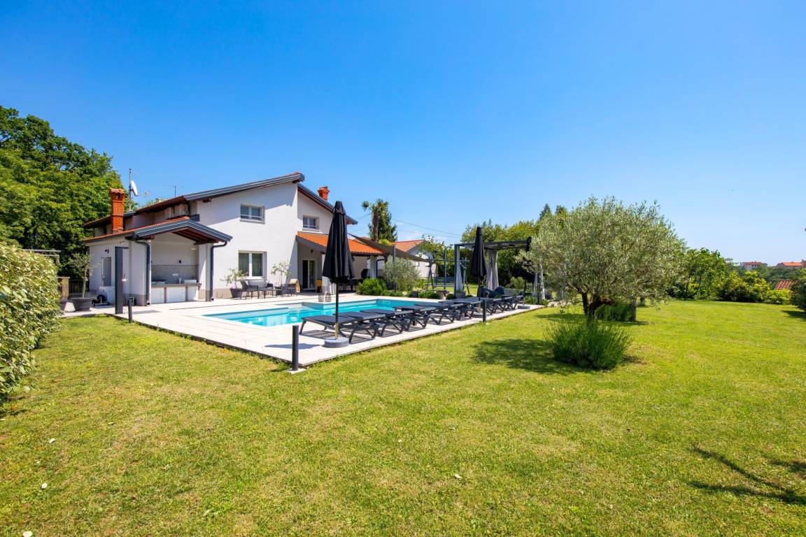 220 M² Villa ∙ 4 Bedrooms ∙ 8 Guests - Opatija