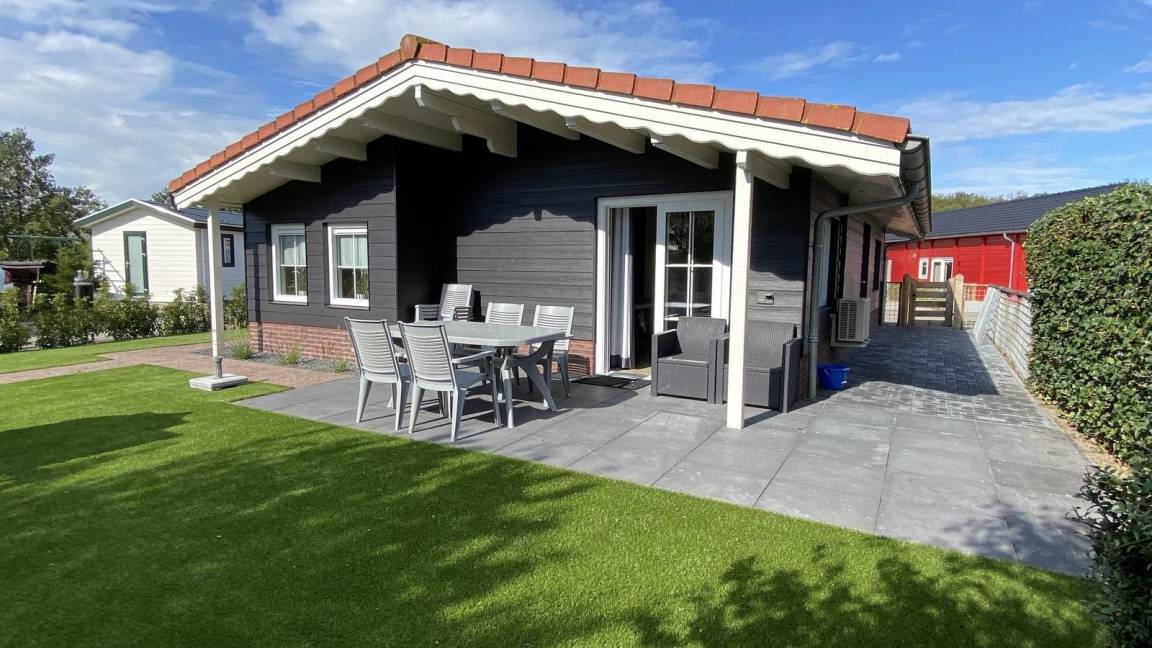 68 M² Chalet ∙ 4 Bedrooms ∙ 8 Guests - Zeeland