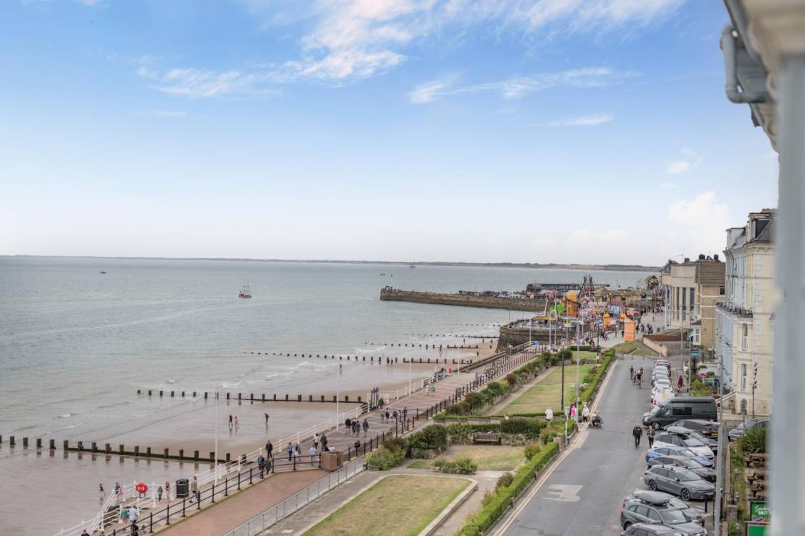 Apartment ∙ 3 Bedrooms ∙ 5 Guests - Bridlington