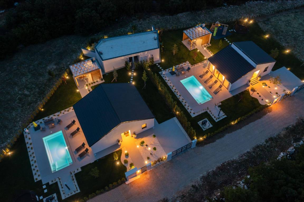 180 M² Casa ∙ 4 Habitaciones ∙ 8 Huéspedes - Knin