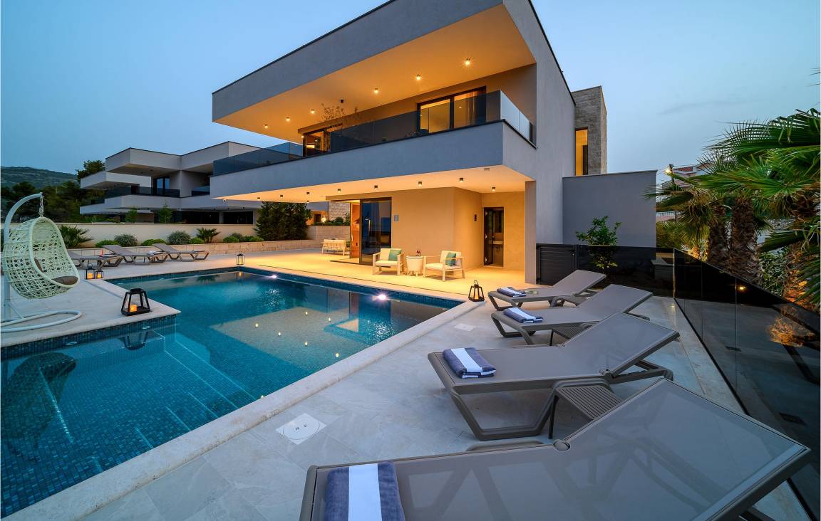 326 M² Maison De Vacances ∙ 4 Chambres ∙ 8 Personnes - Sevid