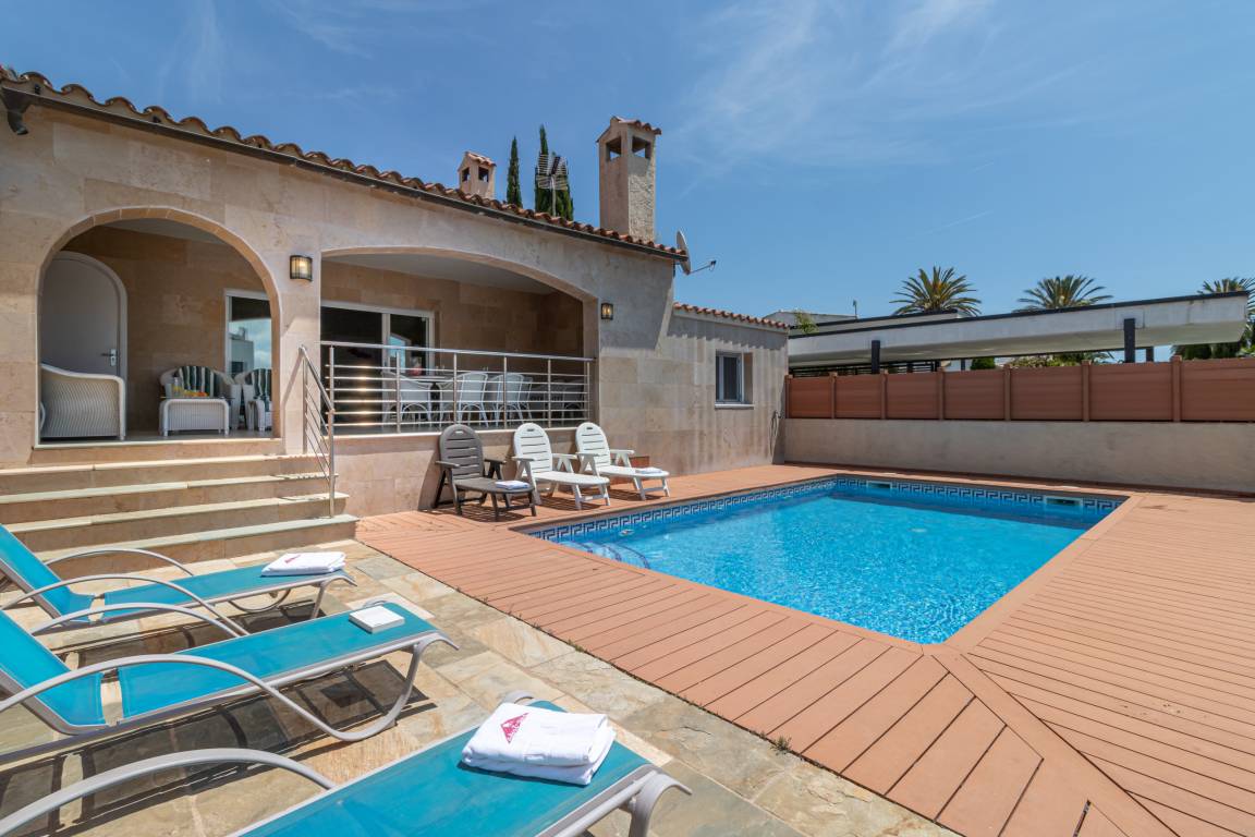 152 M² Villa ∙ 4 Bedrooms ∙ 8 Guests - Empuriabrava