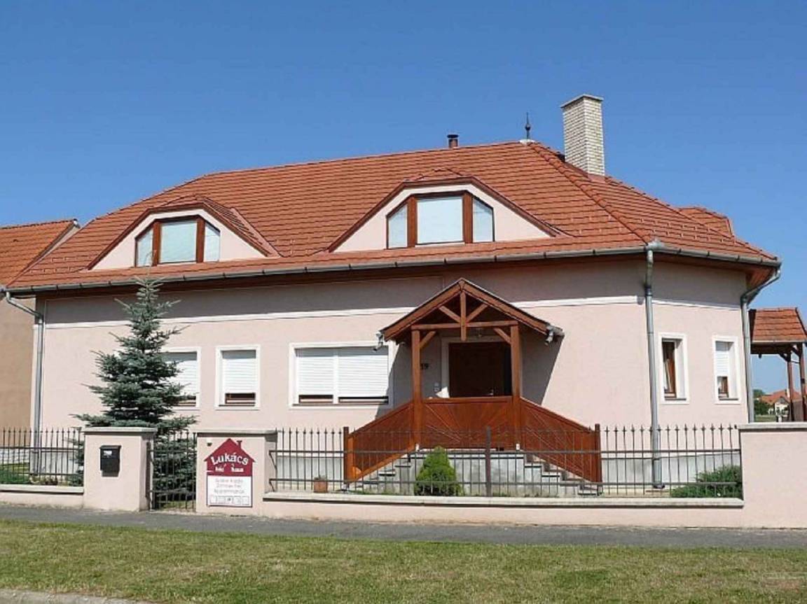 90 M² Apartment ∙ 2 Bedrooms ∙ 4 Guests - Sárvár