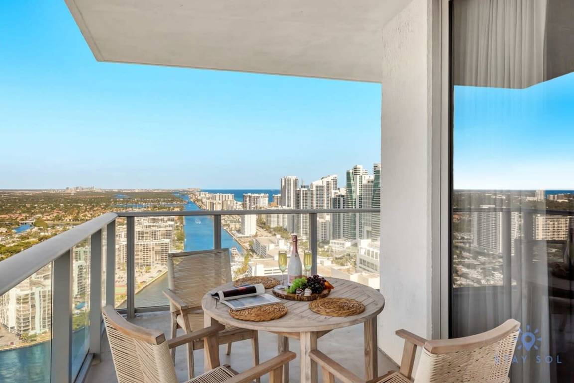 Apartment ∙ 2 Bedrooms ∙ 6 Guests - Hollywood, FL