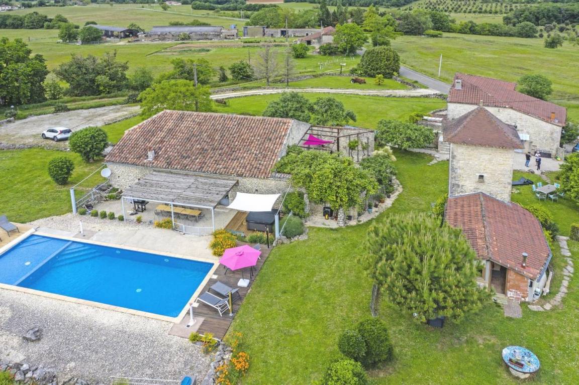 208 M² Gîte ∙ 4 Chambres ∙ 10 Personnes - Duravel