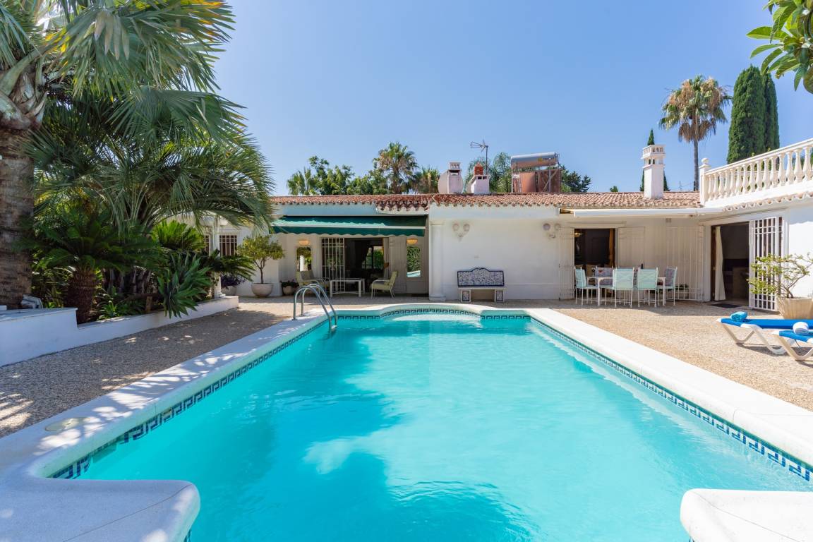 300 M² Villa ∙ 5 Bedrooms ∙ 10 Guests - Marbella