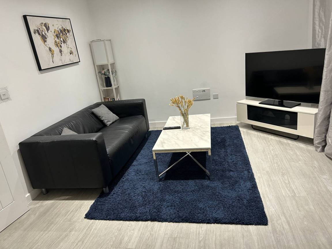 90 M² Apartment ∙ 2 Bedrooms ∙ 4 Guests - Coventry