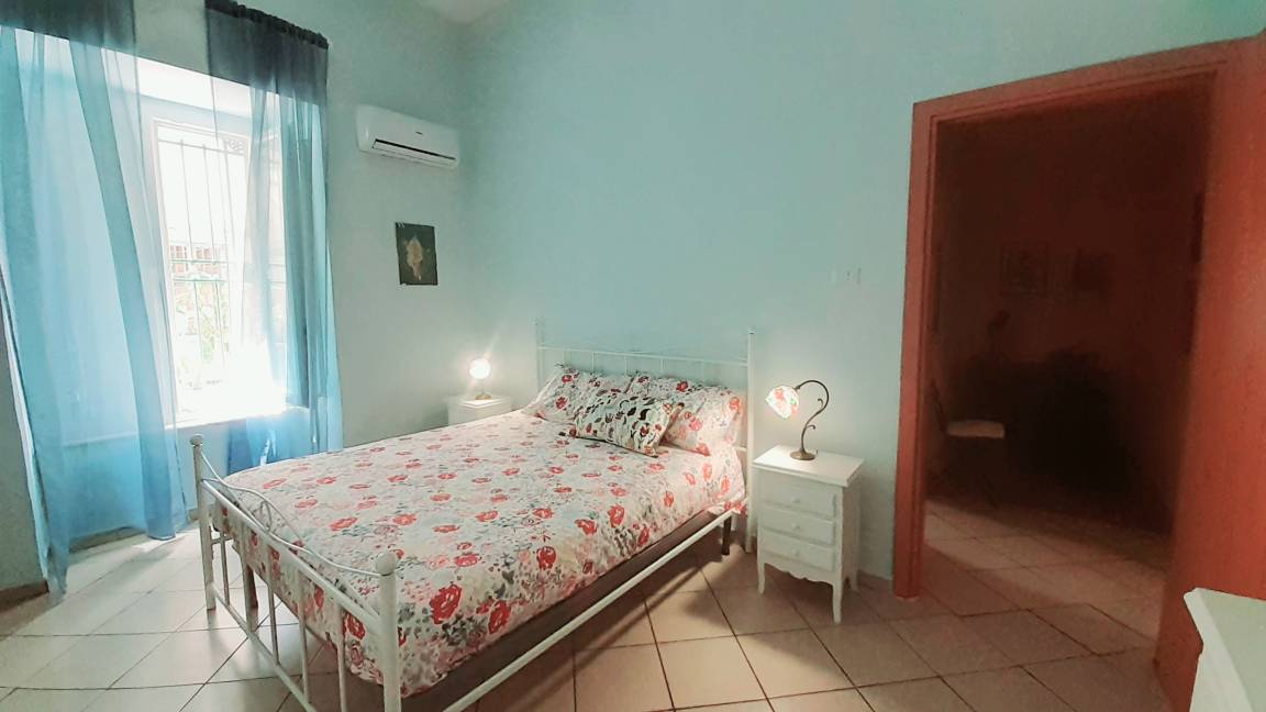 75 M² Huis ∙ 2 Slaapkamers ∙ 3 Gasten - Napels