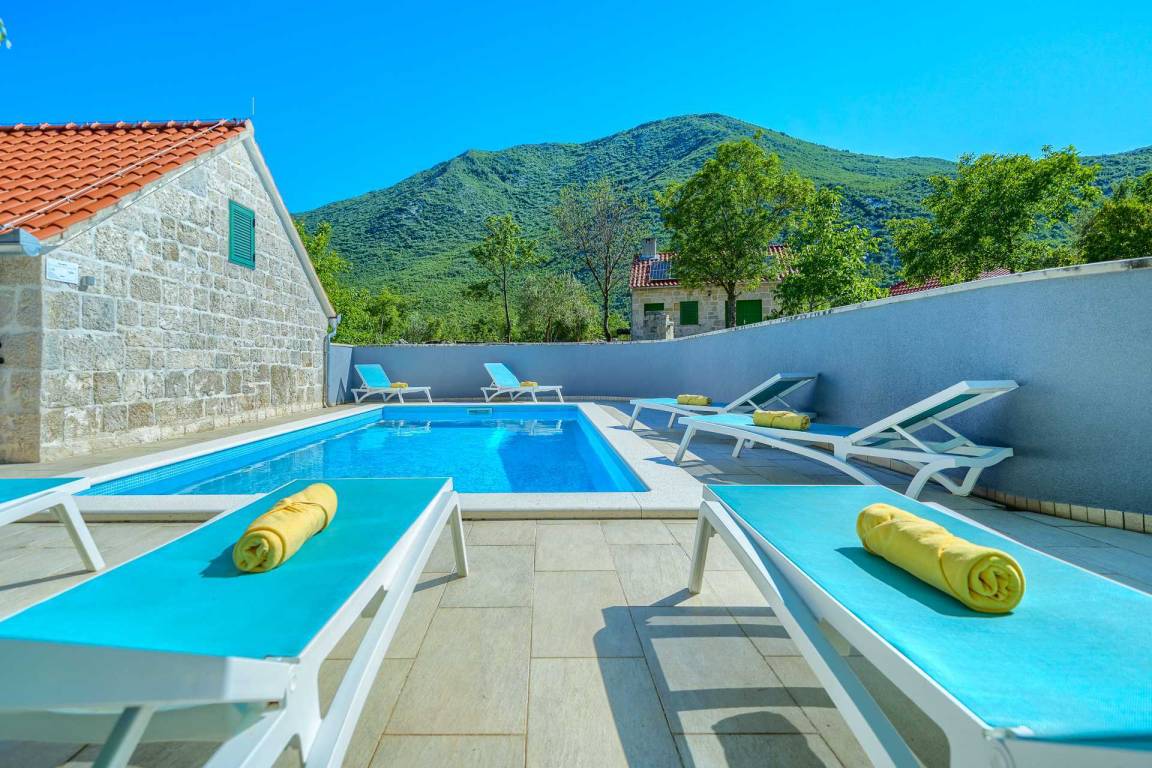 155 M² Villa ∙ 4 Makuuhuonetta ∙ 8 Vierasta - Tučepi