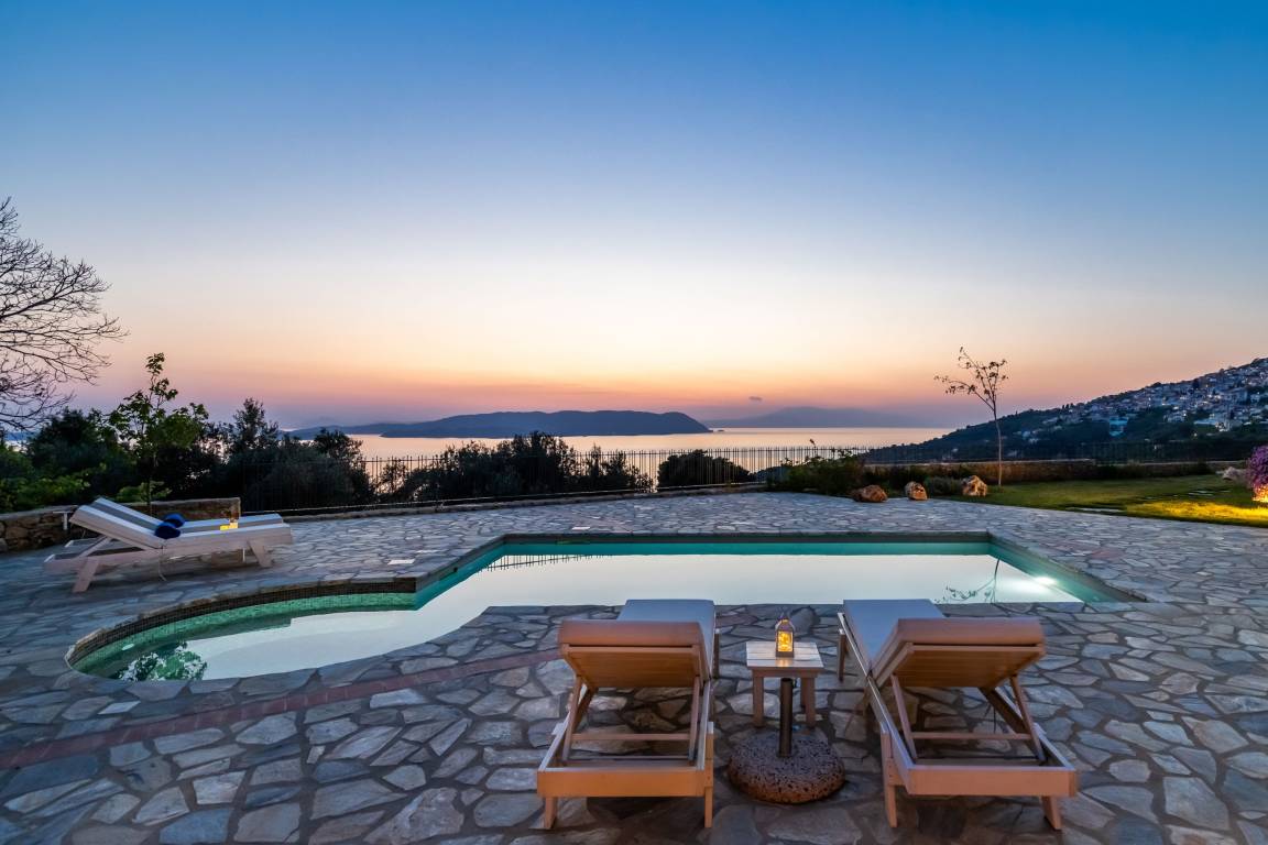 180 M² Villa ∙ 4 Bedrooms ∙ 8 Guests - Скопелос