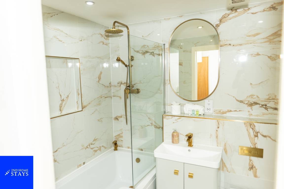 110 M² Apartment ∙ 2 Bedrooms ∙ 6 Guests - Midlands Arts Centre