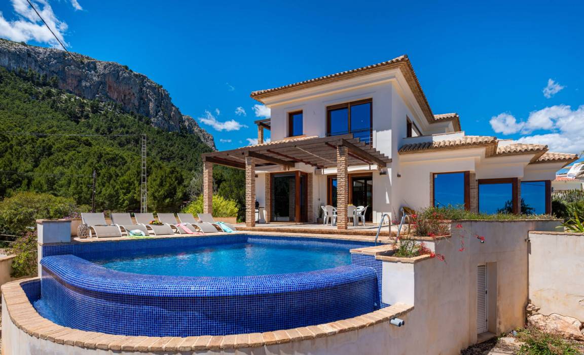 240 M² Villa ∙ 4 Bedrooms ∙ 8 Guests - Altea