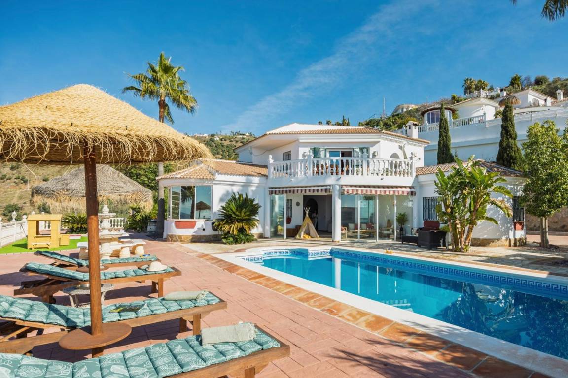 180 M² Villa ∙ 4 Slaapkamers ∙ 12 Gasten - Torrox