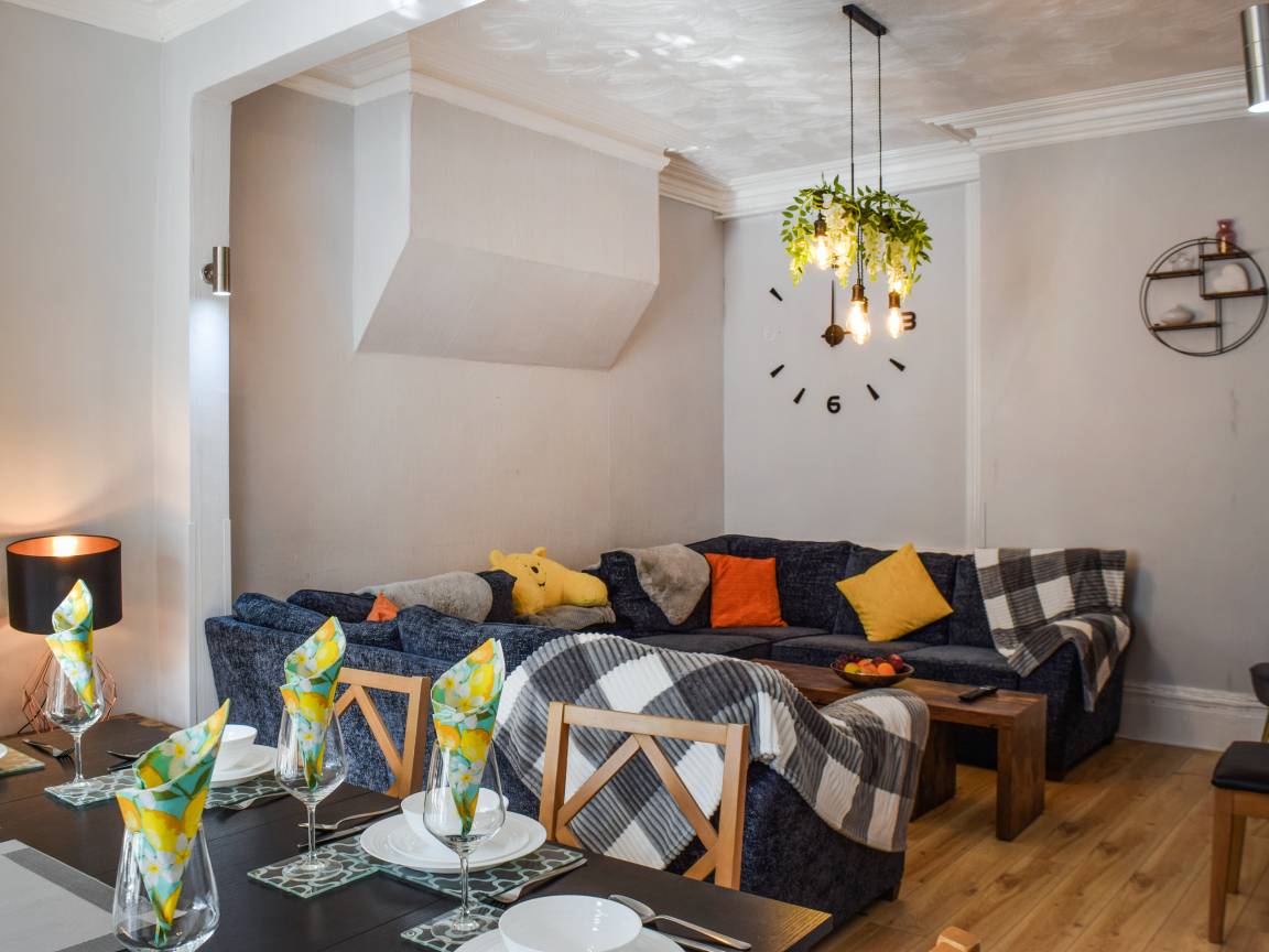 Cottage ∙ 7 Bedrooms ∙ 14 Guests - Blackpool