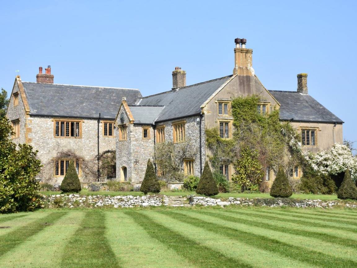 Cottage ∙ 11 Bedrooms ∙ 24 Guests - Devon