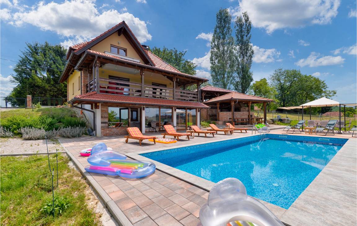 265 M² Ferienhaus ∙ 3 Schlafzimmer ∙ 10 Gäste - Lendava