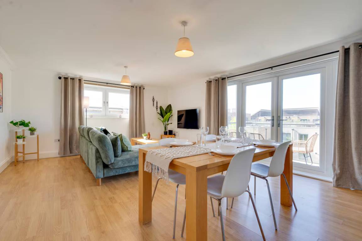 74 M² Ferienwohnung ∙ 2 Schlafzimmer ∙ 4 Gäste - Cambridge