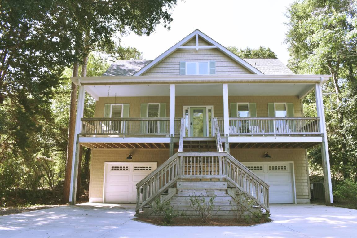 House ∙ 3 Bedrooms ∙ 10 Guests - Pine Knoll Shores, NC