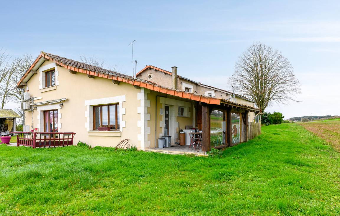 100 M² House ∙ 2 Bedrooms ∙ 9 Guests - Châtellerault