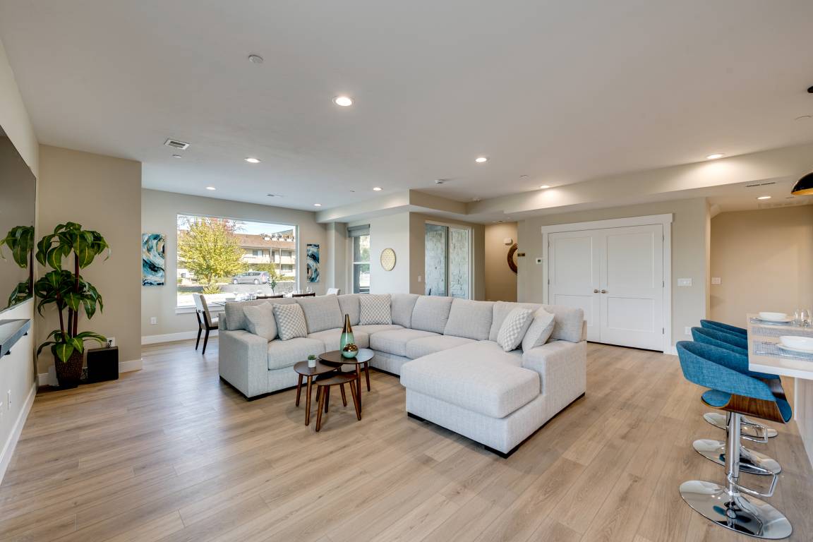 167 M² Apartment ∙ 3 Bedrooms ∙ 7 Guests - Tracy Aviary & Botanical Gardens