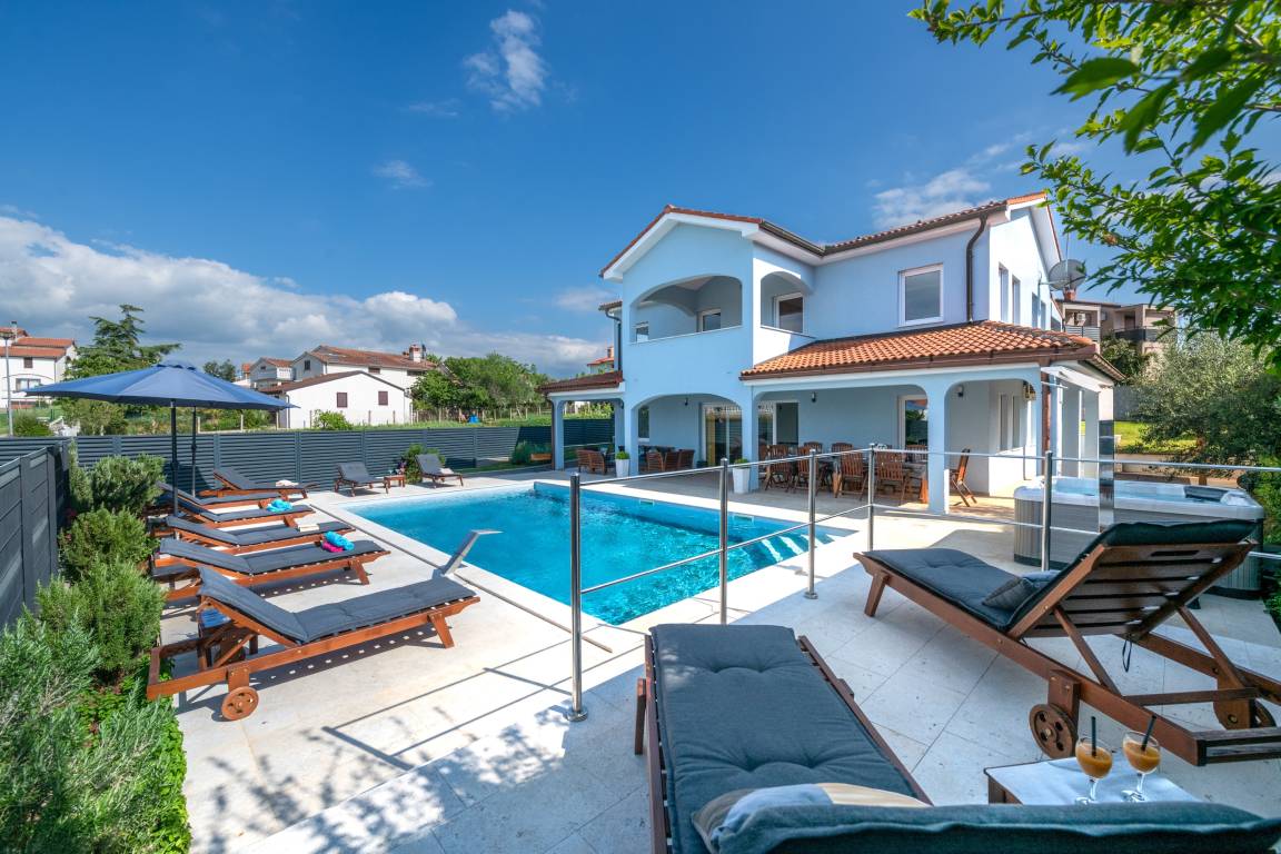 215 M² Villa ∙ 4 Bedrooms ∙ 10 Guests - Poreč