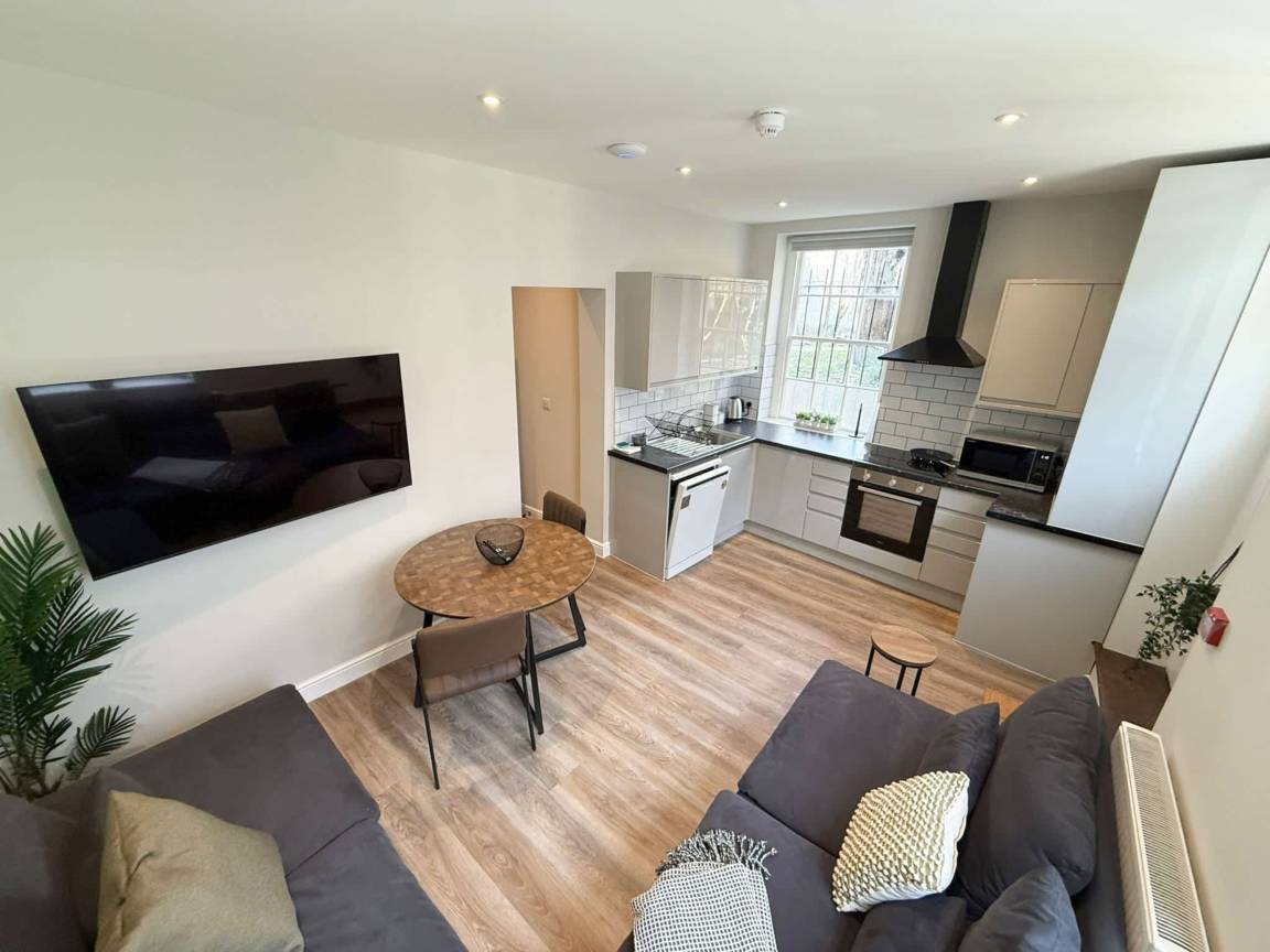 Apartment ∙ 6 Bedrooms ∙ 6 Guests - Bristol