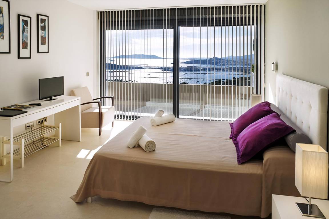 580 M² Villa ∙ 4 Bedrooms ∙ 8 Guests - Ibiza