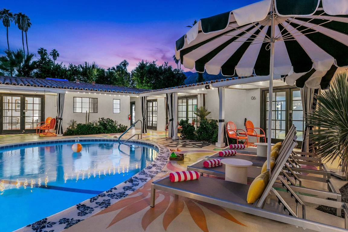 Apartment ∙ 23 Bedrooms ∙ 30 Guests - Palm Springs, CA