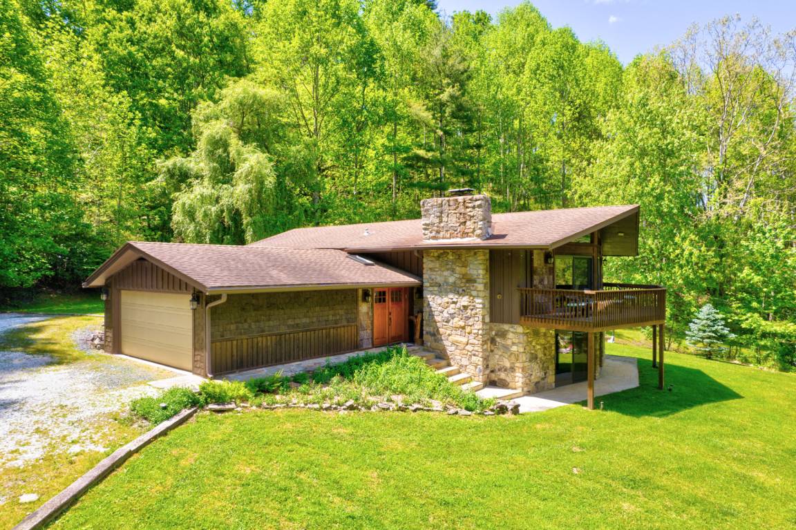 House ∙ 4 Bedrooms ∙ 9 Guests - Roan Mountain, TN