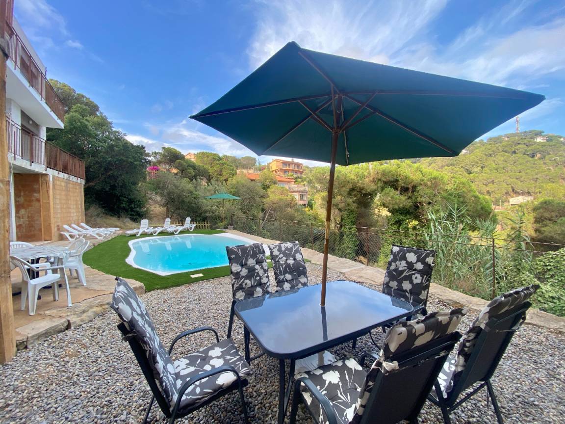 180 M² Villa ∙ 4 Bedrooms ∙ 10 Guests - Lloret de Mar