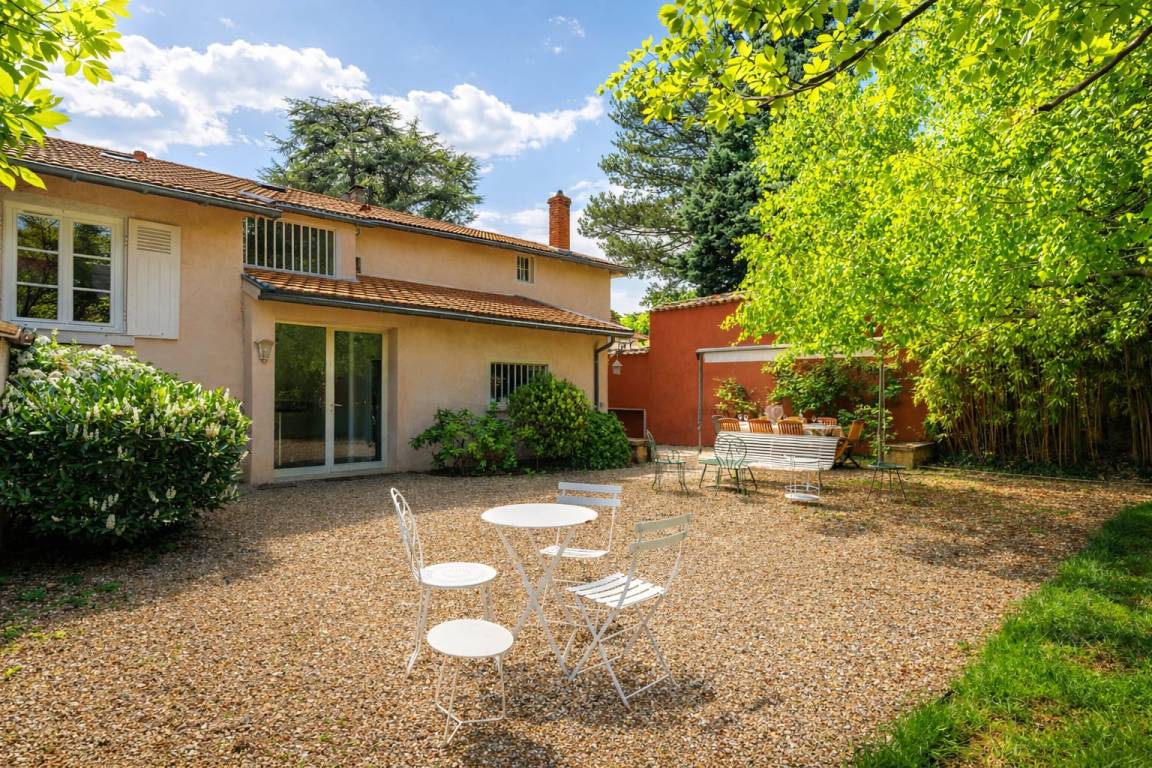 220 M² Villa ∙ 6 Makuuhuonetta ∙ 9 Vierasta - Lyon