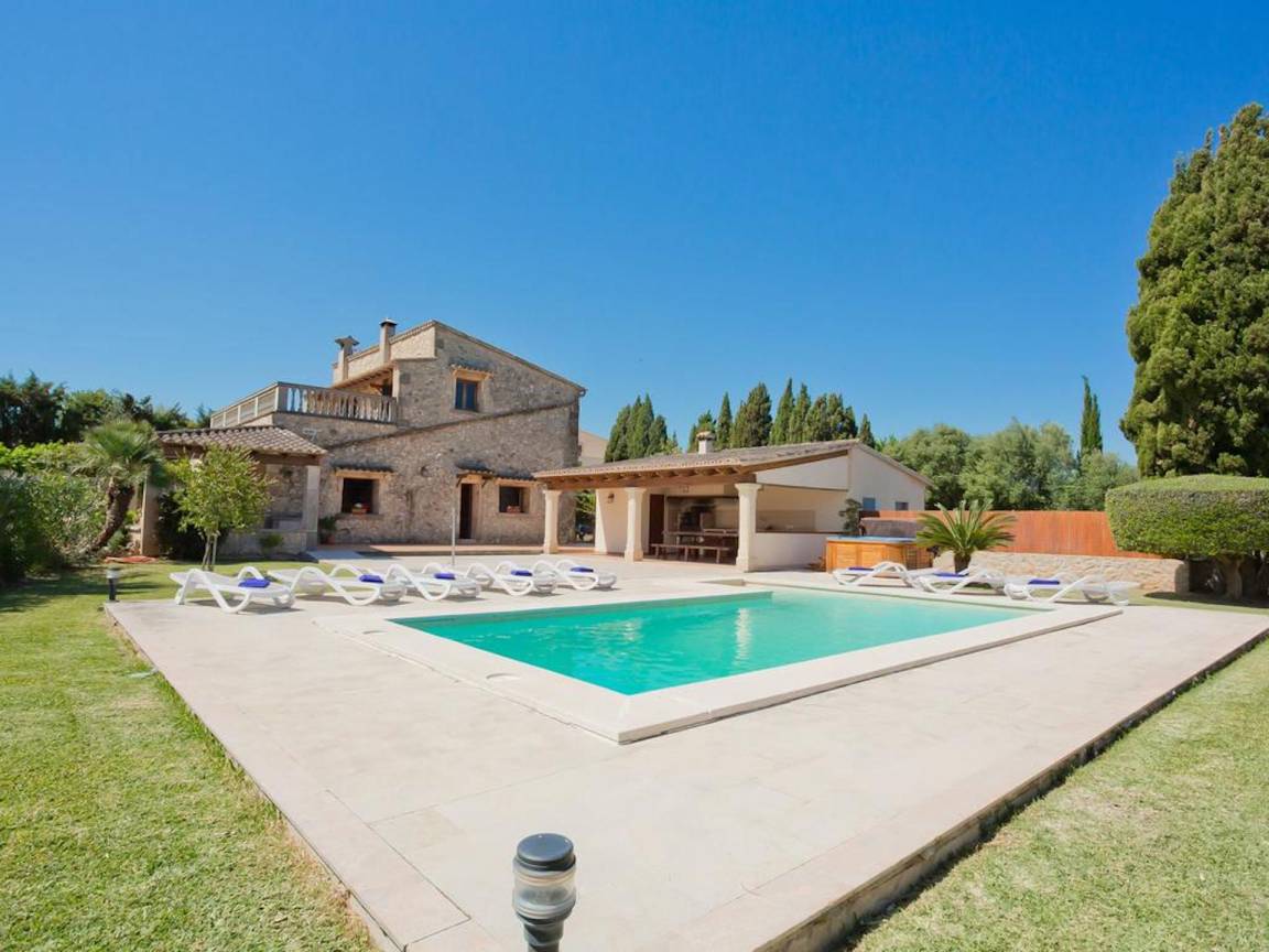 140 M² Villa ∙ 4 Bedrooms ∙ 8 Guests - Majorca