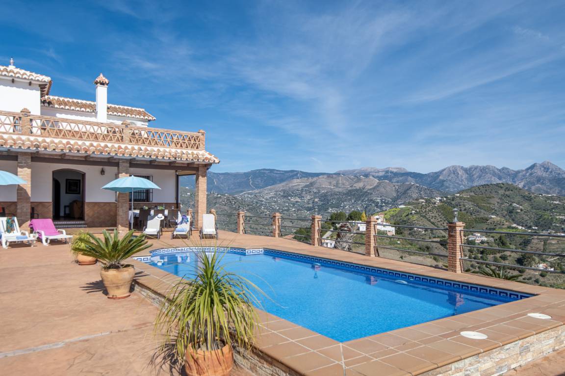 210 M² Villa ∙ 4 Bedrooms ∙ 8 Guests - Torrox