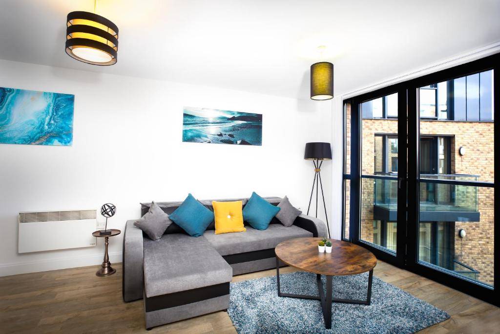 55 M² Apartment ∙ 2 Bedrooms ∙ 6 Guests - Midlands Arts Centre